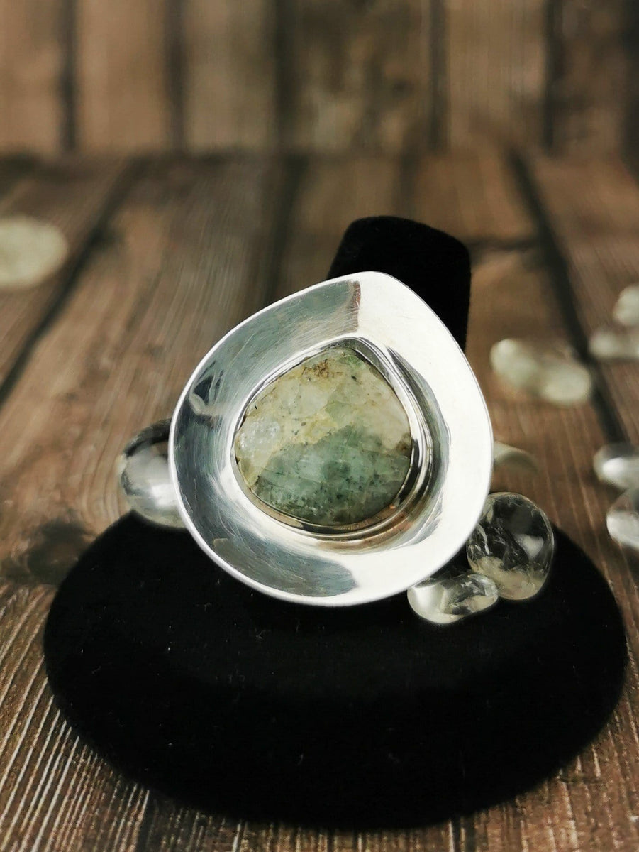 Tugtupite Disk Ring Size 10 – Silver Cove Ltd